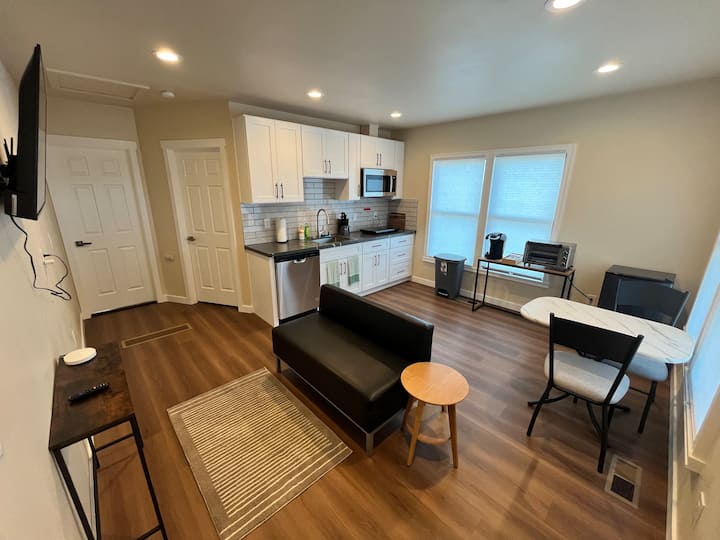 Trendy 1bd/1ba Minimalist Stay Near Everything - デ・モイン, WA