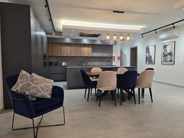 Luxury Appartment W/ Parking • Steps From Sea - Pembroke, Malta