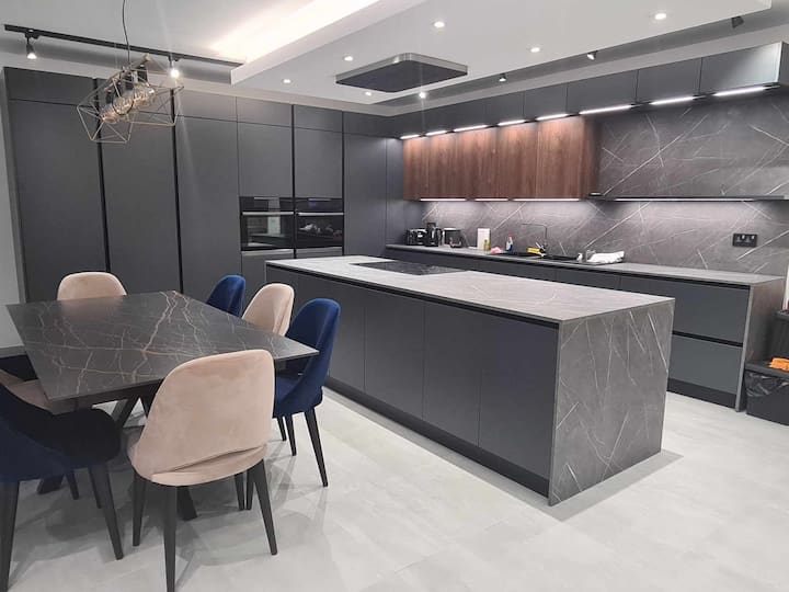 Designer Apartment Near Seafront + Parking - Malta