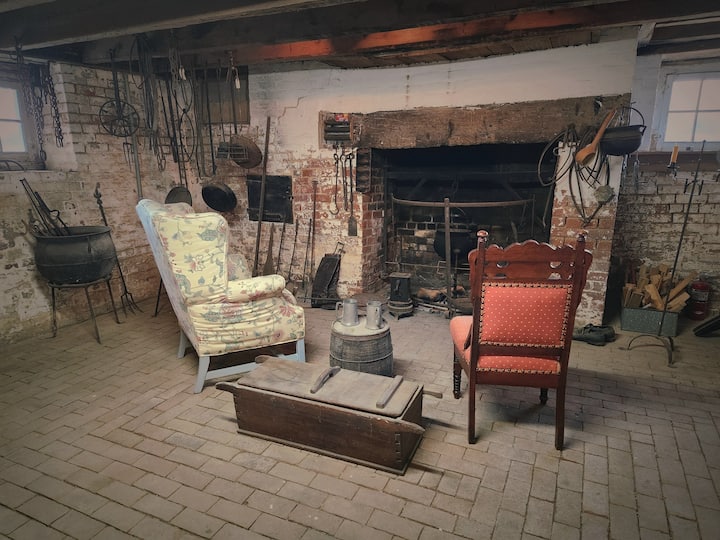Sunflower Room At Historic Bon Aire - James River State Park, Gladstone