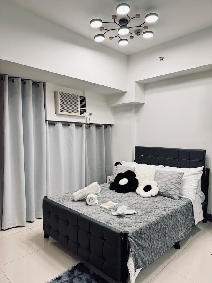 Monochrome Minimalist Unit In Mckinley Hill Bgc - Taguig