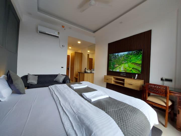 Luxury Loft 3 ( Top Floor, 65 Inch Smart Tv ) - Lucknow