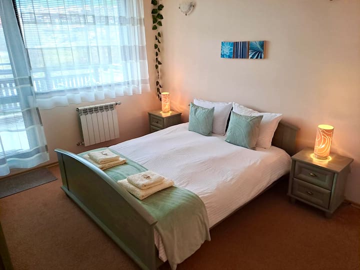 Cosy One Bedroom Apartment W/ Mountain Views - バンスコ