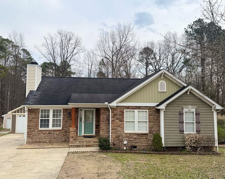 Home Away From Home In Durham With Private Pool! - Durham, NC