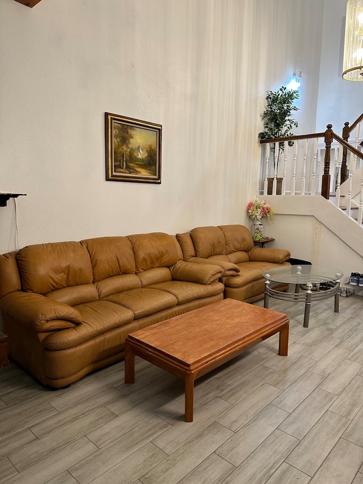 Townhome On Bellaire 
Bed N Breakfast - Stafford, TX