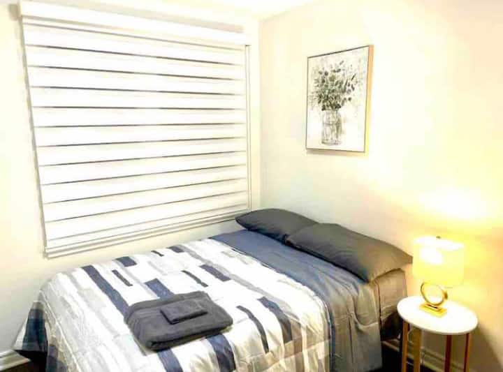 Clean Room In Nice Neighborhood - Oakville