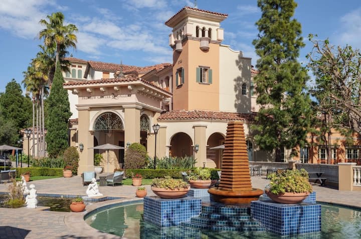 2-bedroom Villa W/ Parking & Shuttle - Newport Beach, CA