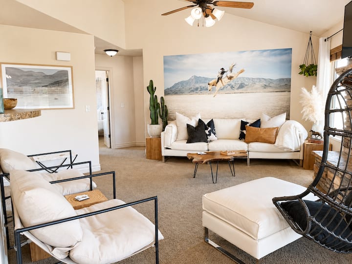 Cowboy Casa• Sleeps 15• Mountain View’s - Payson, UT
