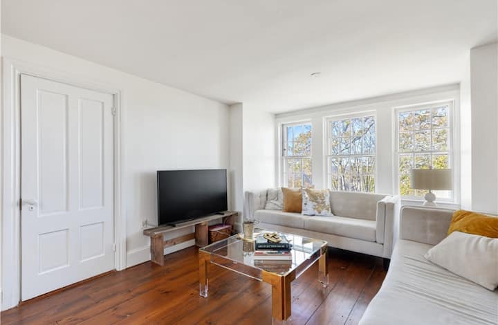 Newport Loft With Water Views 30 Day+ - Newport, RI