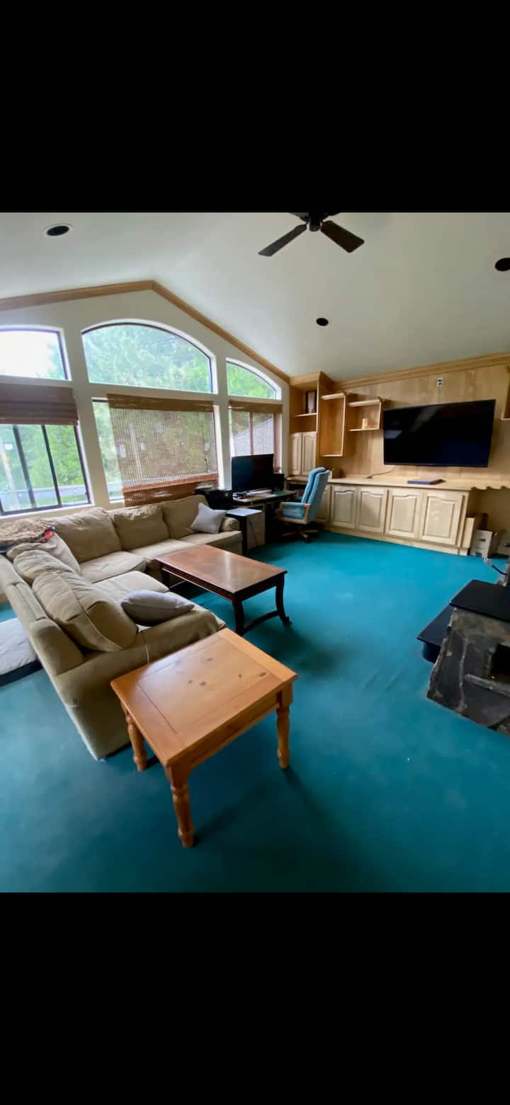 Charming Woodside Chalet Room B - Mount Shasta, CA