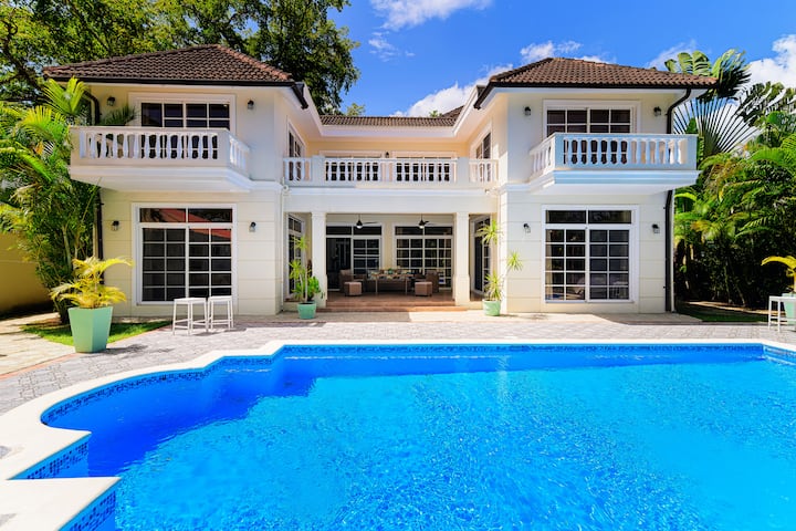 4-br Luxury Villa W/pool, 2 Min Walk To Beach - Sosúa