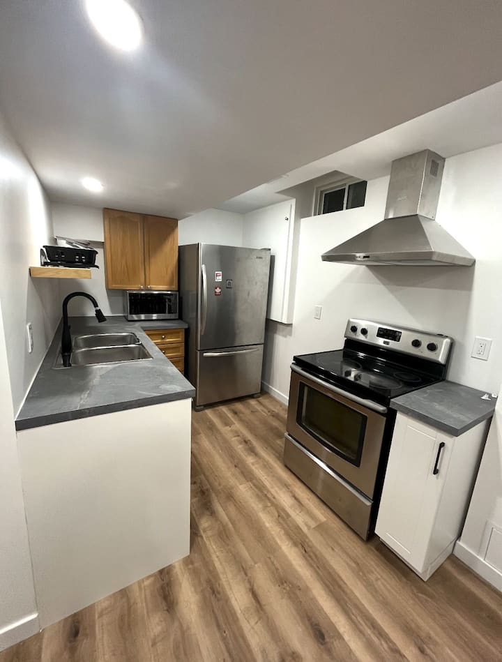 2 Beds, 1 Bath Legal Basement - ボウマンビル