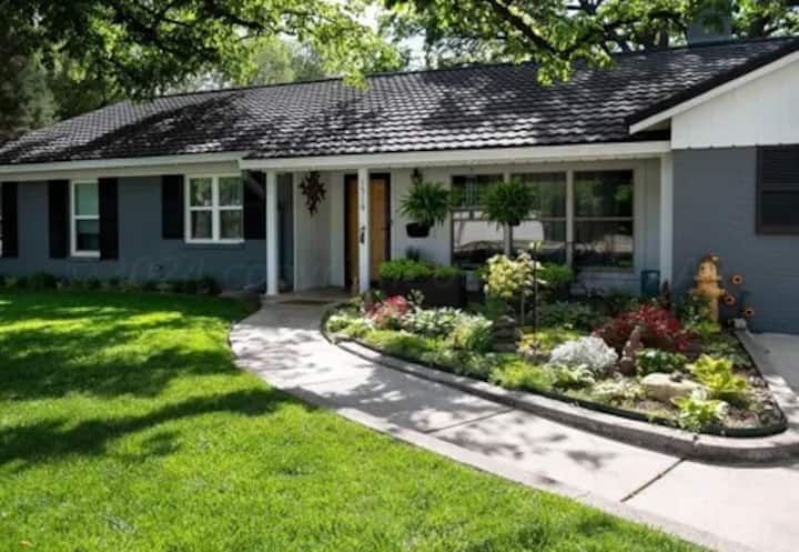 Large Private Room In Beautiful Historic Area - Amarillo, TX