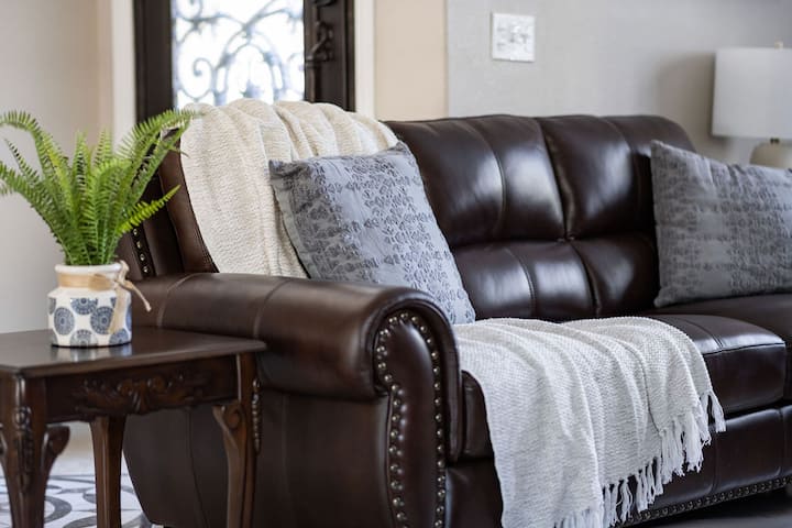 Ultimate 5br Bakersfield Stay: Pool/hot Tub & More - Bakersfield, CA
