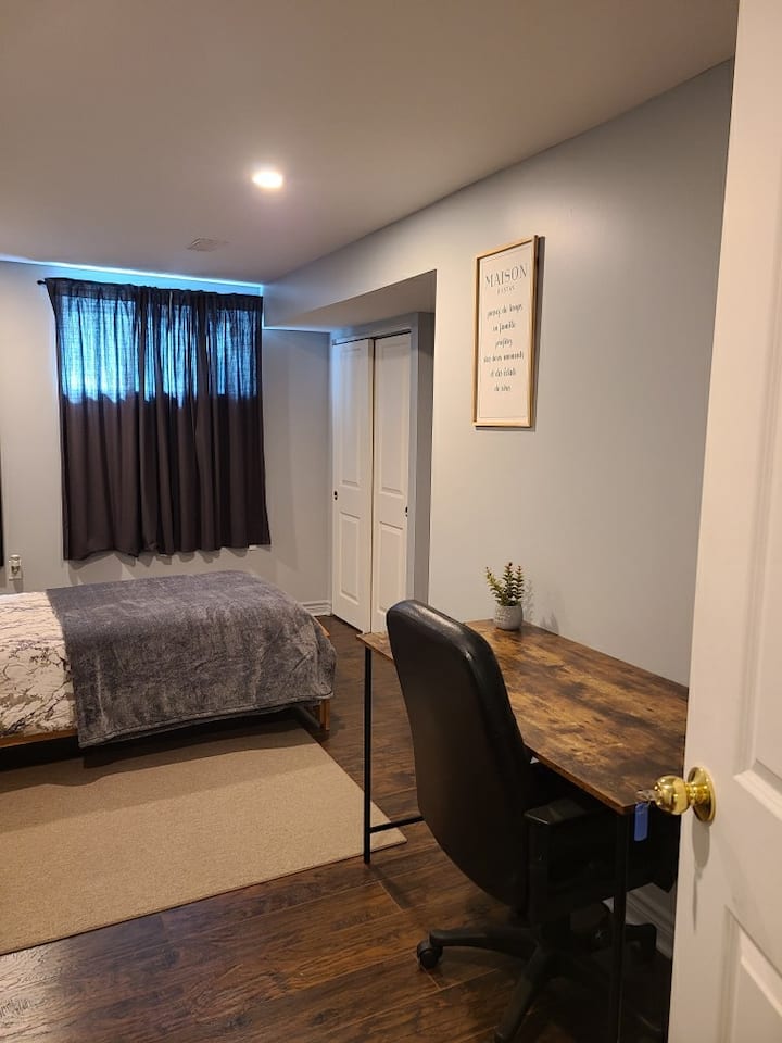 Petite Chambre Au Sous-sol - Montreal