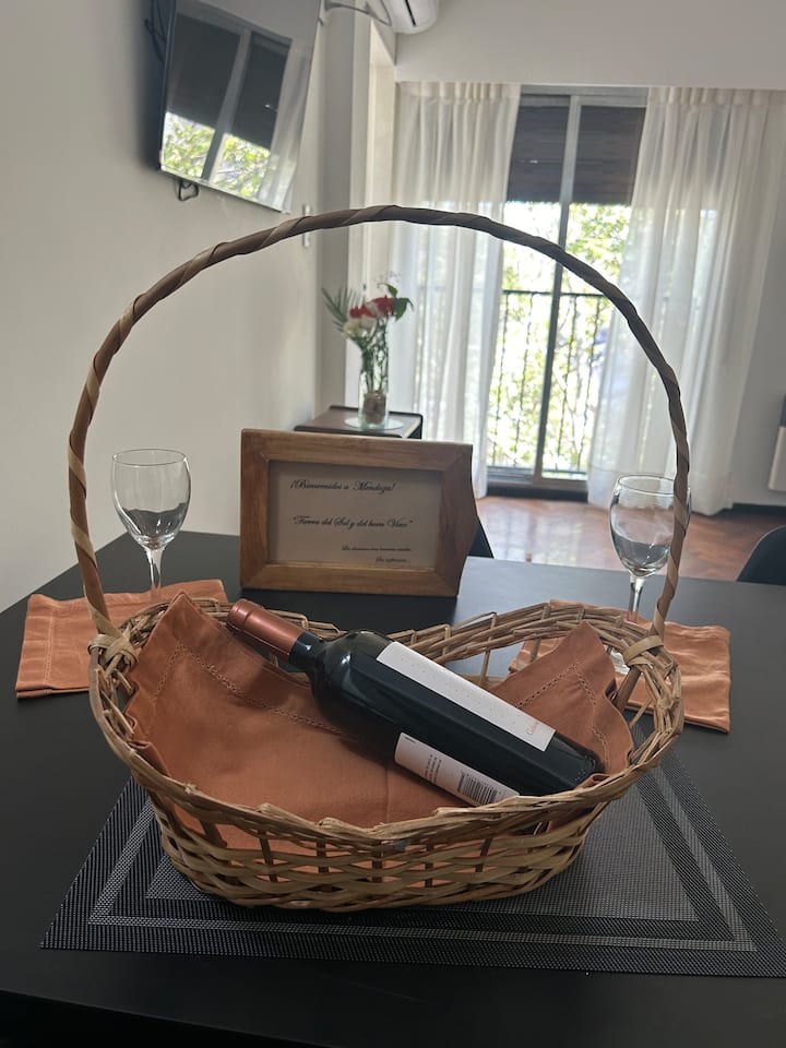 Amplio Depto En El Microcentro De Mza! Con Cochera - Mendoza