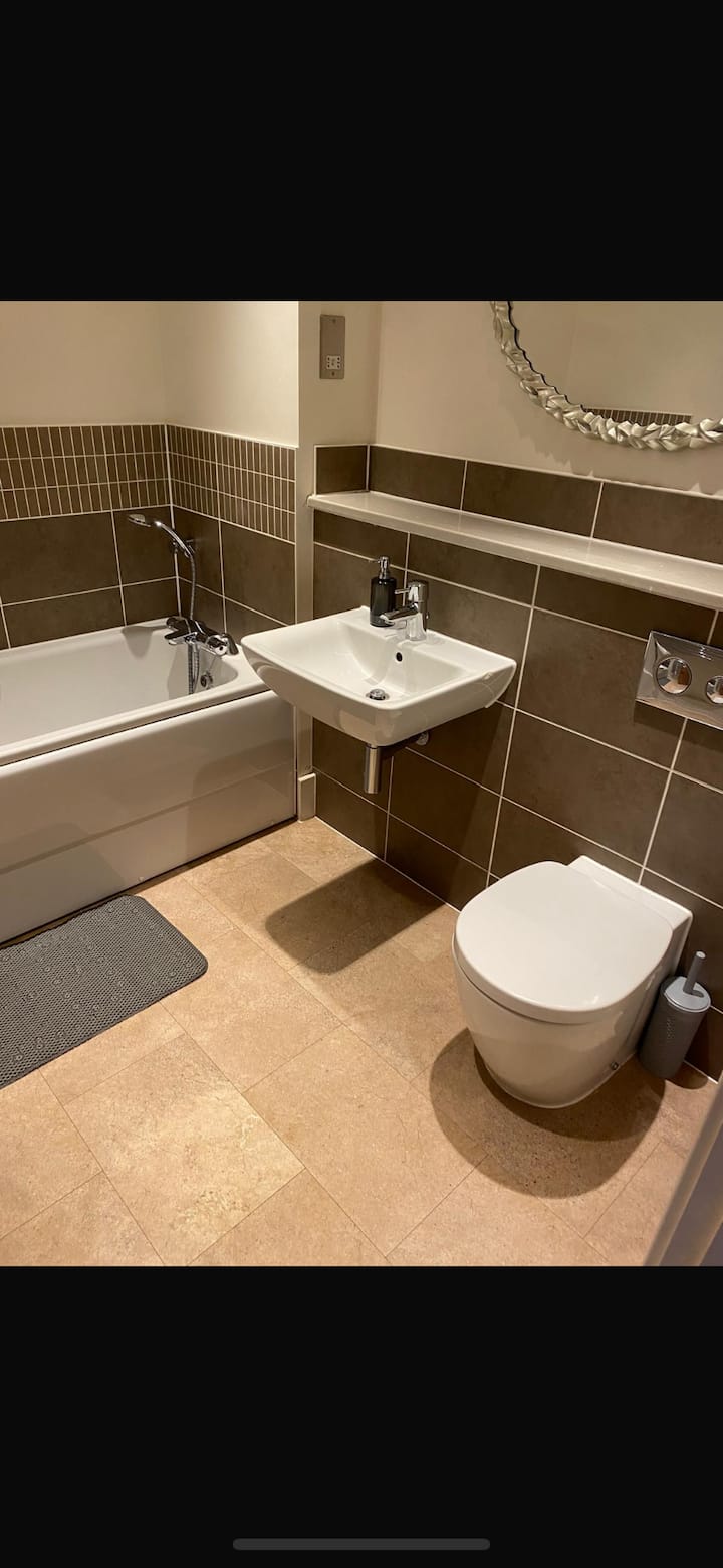 Large Modern 3 Bedroom Semi - Petersfield