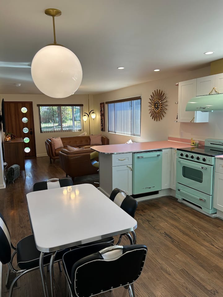 Retro Rendezvous - 1950s Pink House Black Mountain - Black Mountain, NC