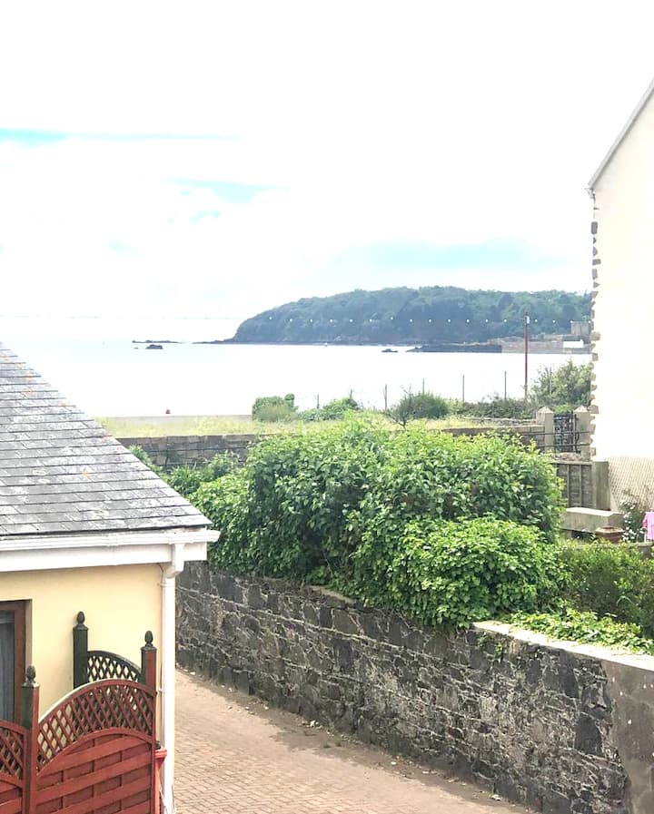 Large 2 Bed 3 Bath
Cottage, Next To Beach - Jersey