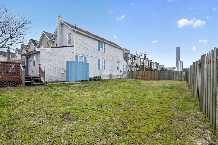 Yard + Deck | Parking 4 | Near Ac Boardwalk - Atlantic City, NJ