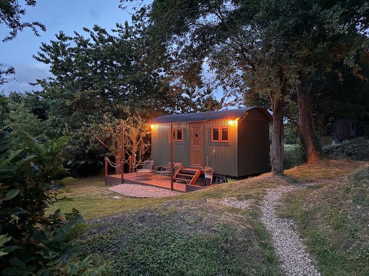 Orchard Retreat Shepherd Hut With Roll Top Bath - Widemouth Bay