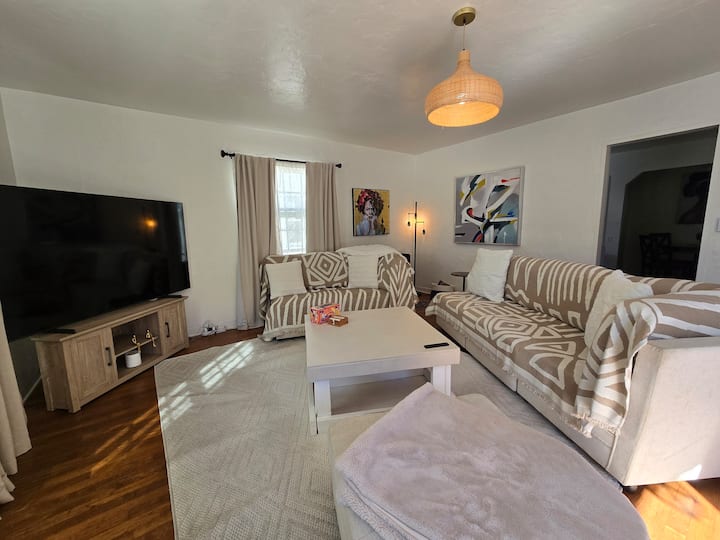 Midtown Bungalow Near Beach & Downtown - Ventura, CA