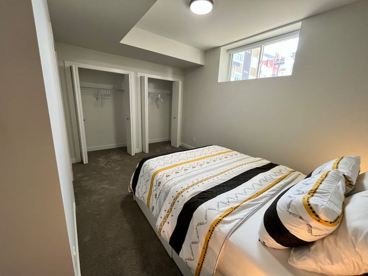 Queen Bedroom In Cozy 2-bed/2-bath Basement Suite - 위니펙
