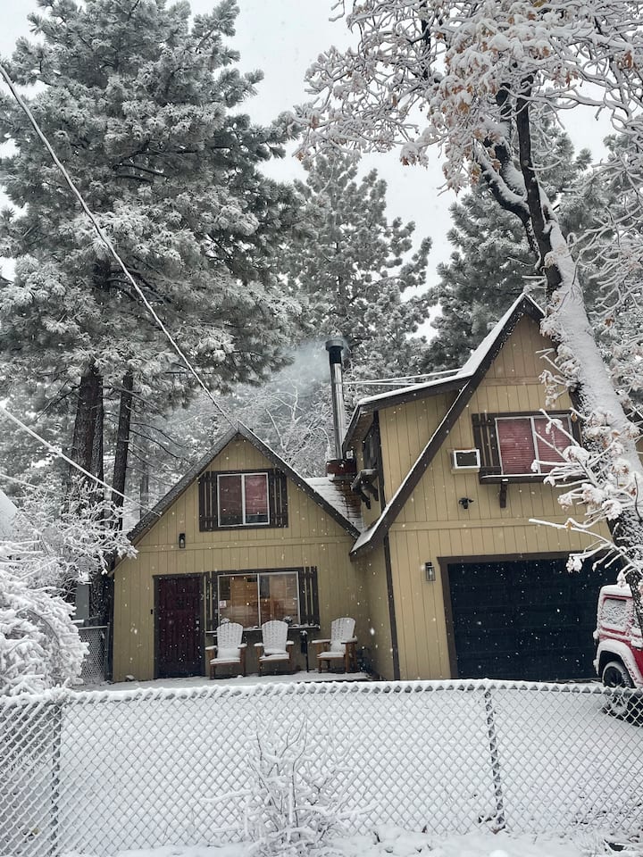 3-bedroom House - Pet Friendly - Fire Pit & Deck - Big Bear, CA