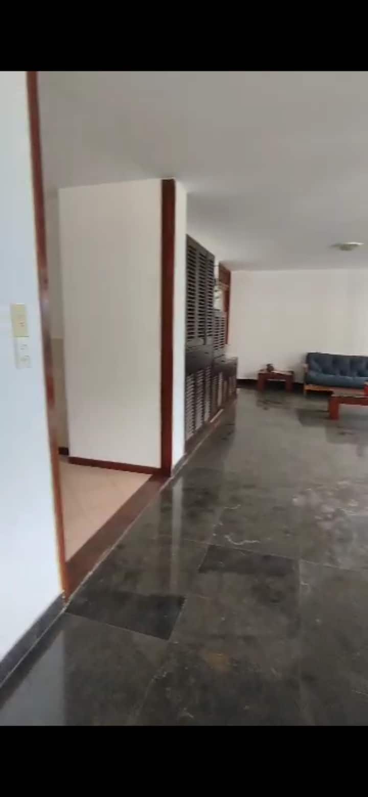 Meet Up At A Cozy Condo With Views. - Caracas