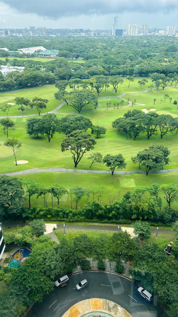2br Bgc Sunset Golf View Quiet But Central Loc - Taguig