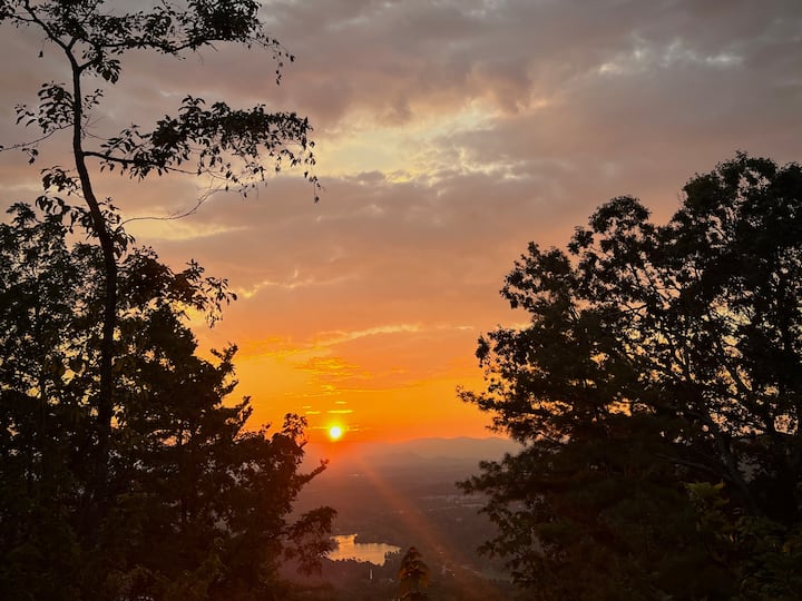 Mtn Sunset Views, Deck, Gas Fireplace, King Bed - Asheville, NC