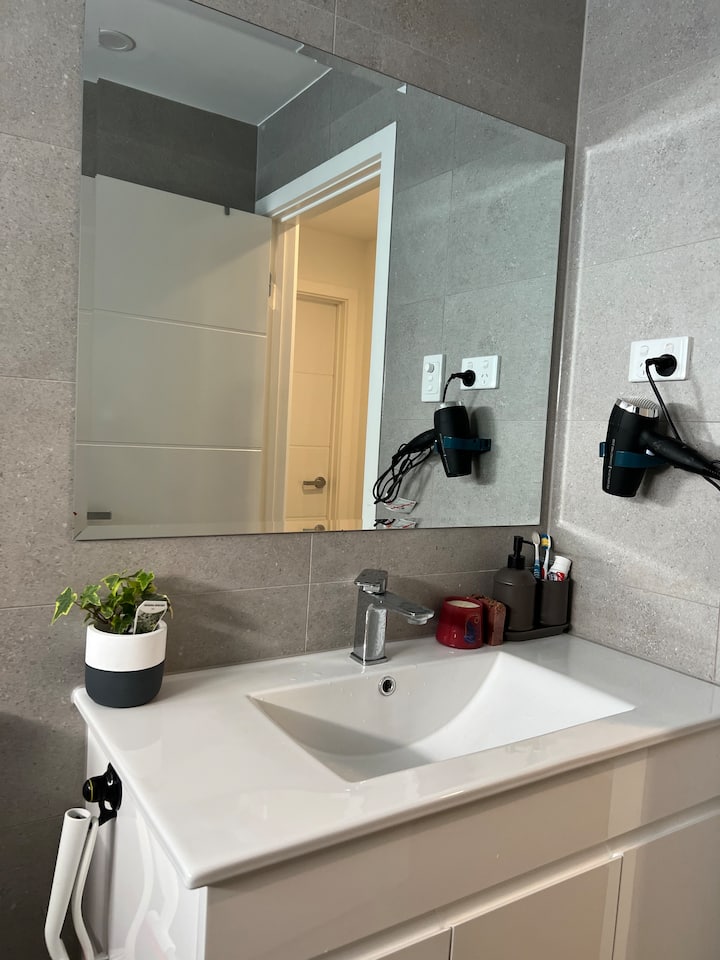 Spacious Balcony Room | Self Check-in - Blacktown
