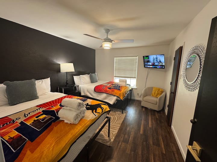 Urban Cowboy Oasis | Pets Ok | Near Stadiums, Dwtn - Grand Prairie, TX