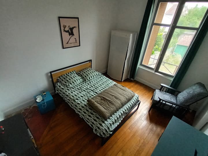 Chambre Lit Double Avec Bureau. - Montluçon