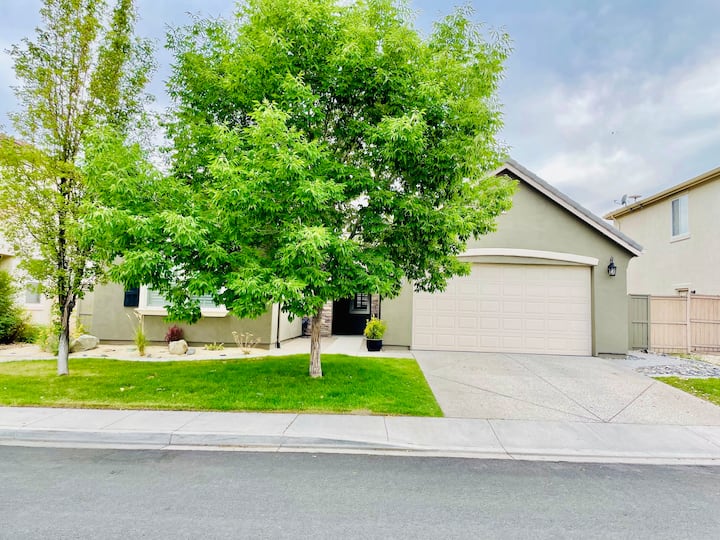 Spring Haven/5tvs/sleeps 13/8beds - Reno