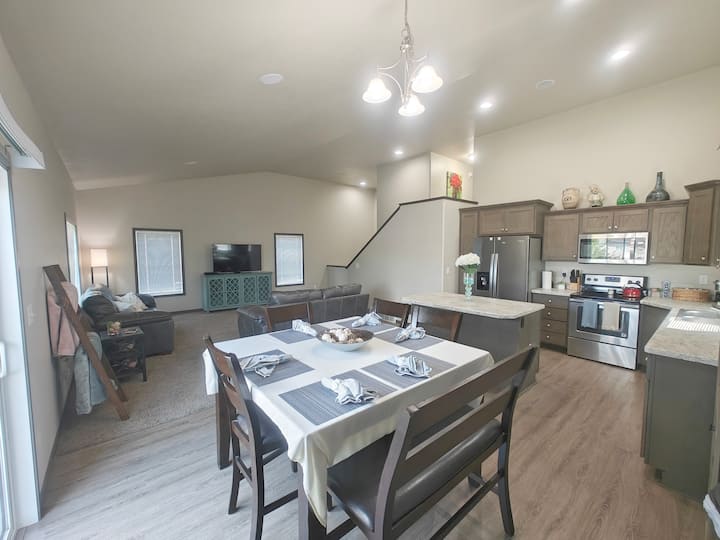 Spacious Peaceful Relaxing Home - Fargodome
