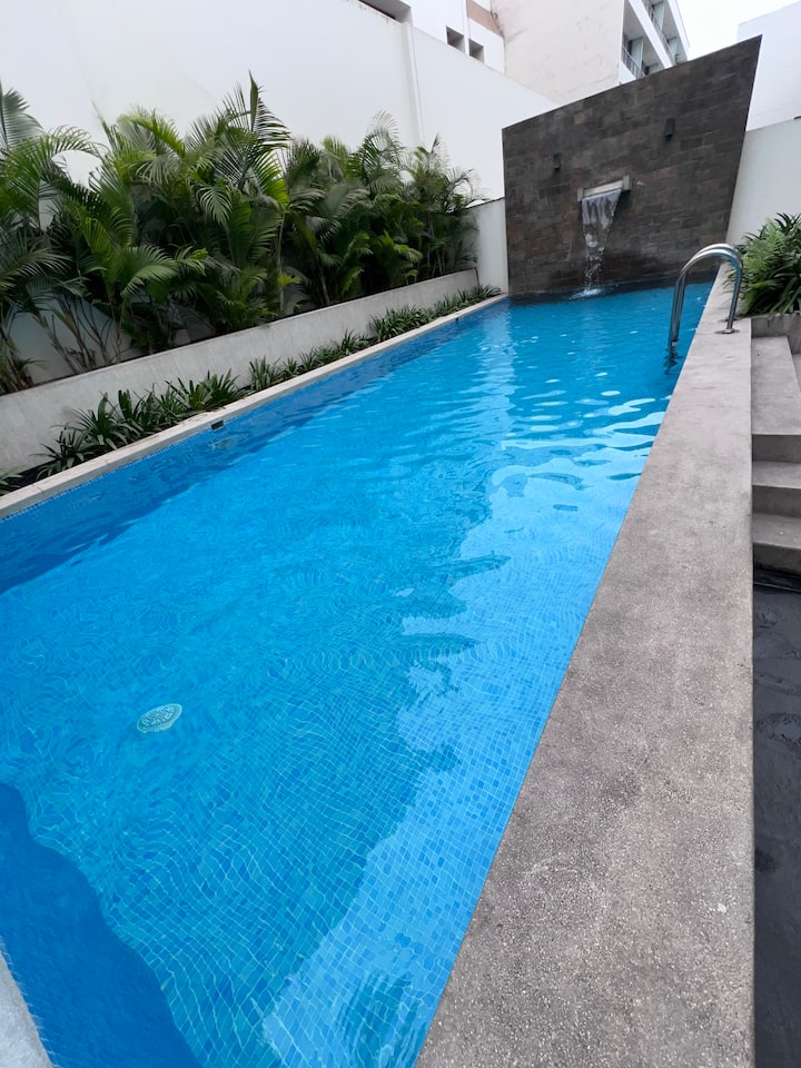 C-ideal Con Balcón Y Piscina A 2 Cdras Del Malecón - Lima