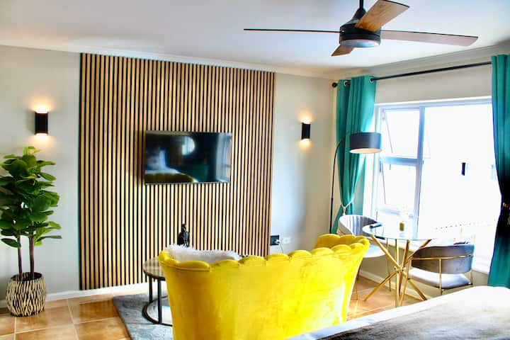 Yellow Couch Studio Apartment In Strand,1 King-bed - Somerset West