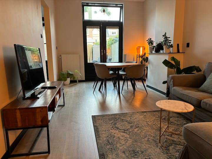 Benedenwoning 5 Min Van Centrum Met Tuin - ホーフトドルプ