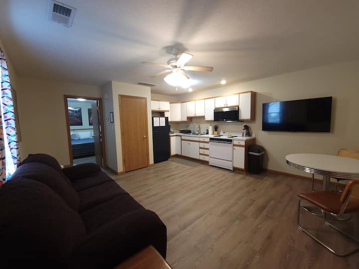 Retro Downtown Apt - Near Riverfront & Hospital - Newburgh, IN