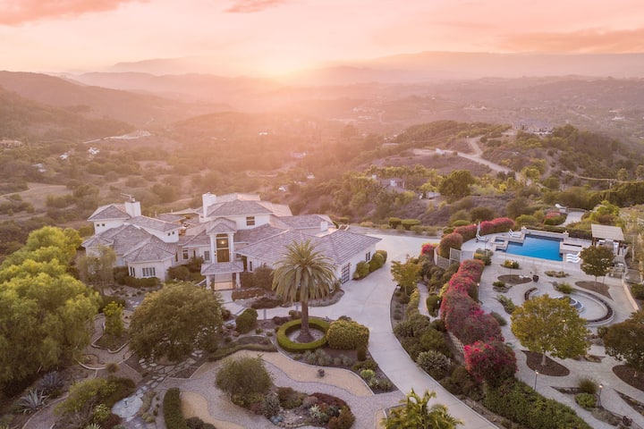 Sleeps 18 | Modern Valley-view Estate W Pool & Spa - テメクラ, CA