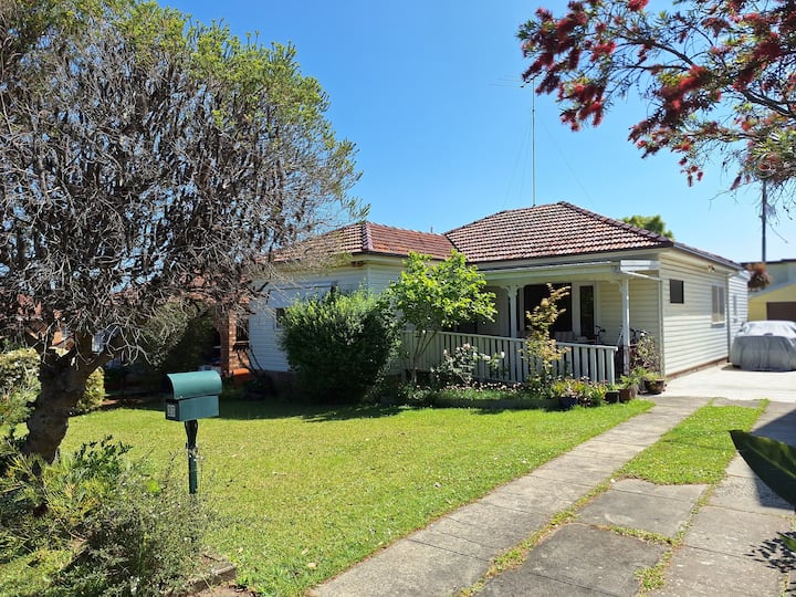 A Rosy House In Roselands - Auburn