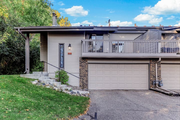 Stone Fireplace Retreat|3br Pet-friendly|by Lakes - Eden Prairie, MN