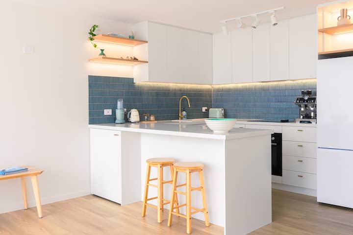 Surfside Suite Retreat- Walk To The Beach! - Gold Coast