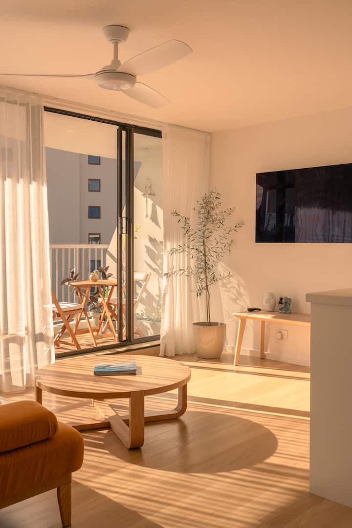 Surfside Suite Retreat- Walk To The Beach! - Broadbeach