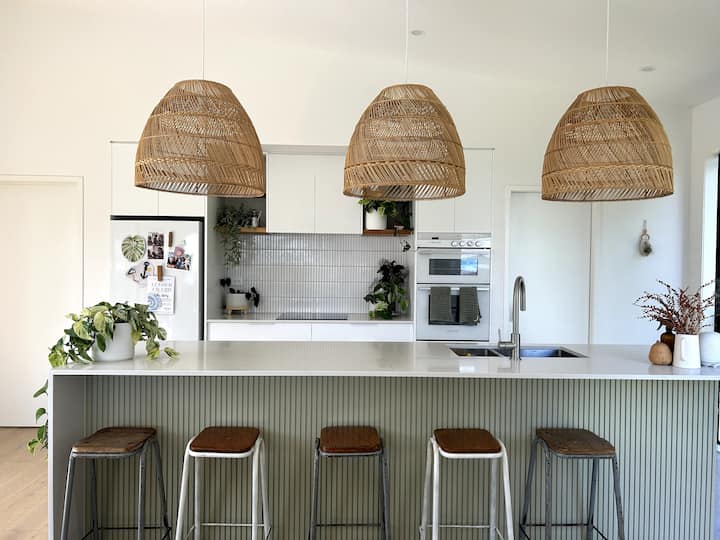 Modern Family Home With Beach Access - Waiheke Island