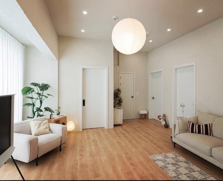 합정역 도보 3분, 홍대입구, 공항픽업, 대형마트 3분, 주변에 많은 카페와 음식점 - Seoul