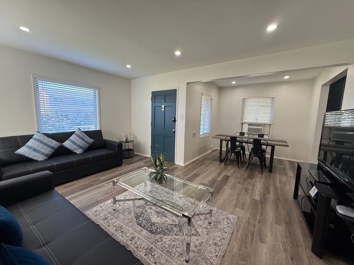 Westwhittier House
Comfy,clean,simple - 휘티어