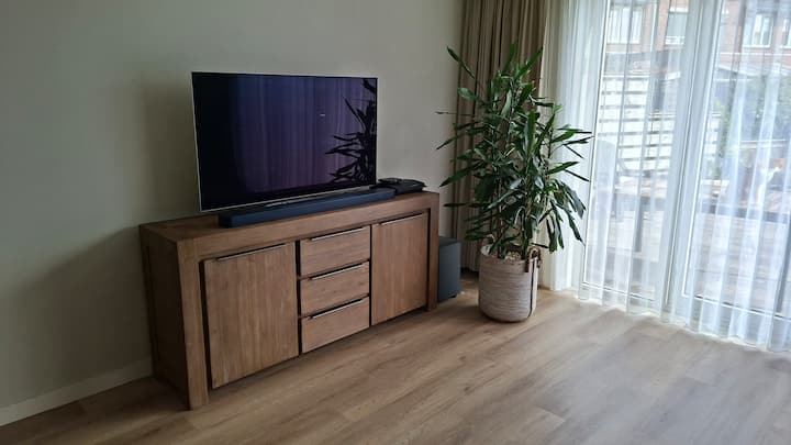 Mooi Ruim Huis Aan Vaarwater Boot In Overleg - Alkmaar