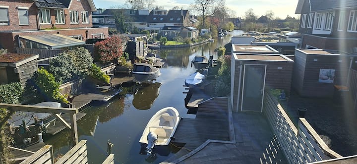 Mooi Ruim Huis Aan Vaarwater Boot In Overleg - Alkmaar